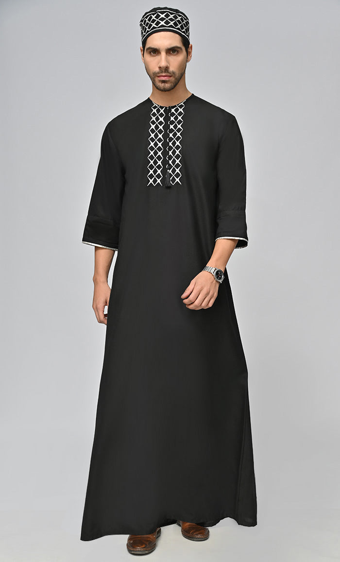 Mens Arabic Geometric Embroidered Thobe/Jubba With Pockets And Kufi